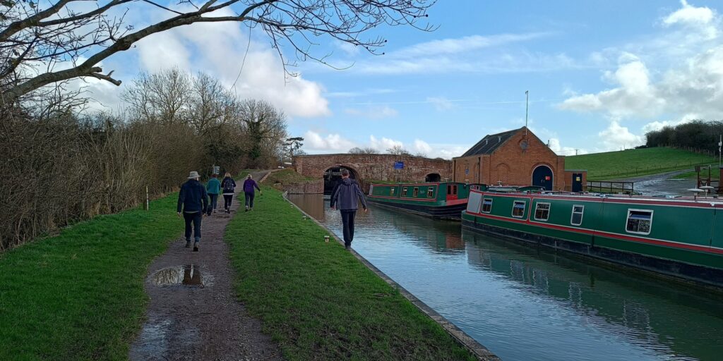 Dog walk at Caen Hill Locks and Devizes · Wiltshire · Walkiees