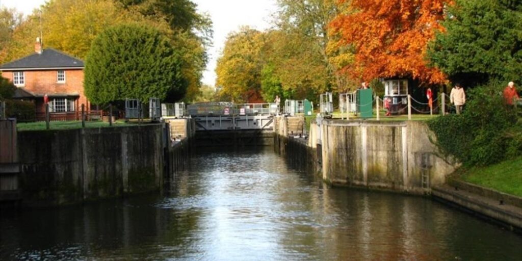 Dog walk at Cookham, Berkshire · Berkshire · Walkiees