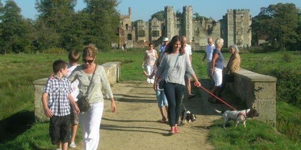Dog walk at Cowdray Park To Midhurst Old Town · Sussex (West) · Walkiees