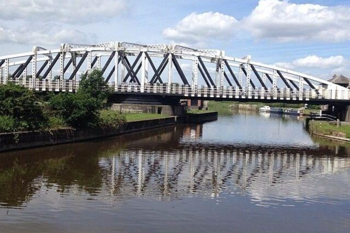 Dog walk at Dutton Locks · Cheshire · Walkiees