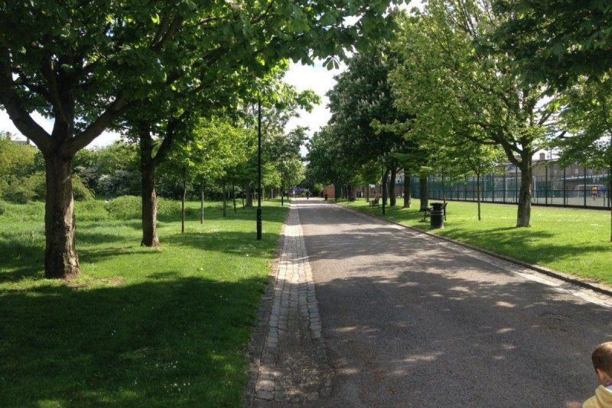Dog walk at Haggerston Park, Hackney · London (Greater) · Walkiees