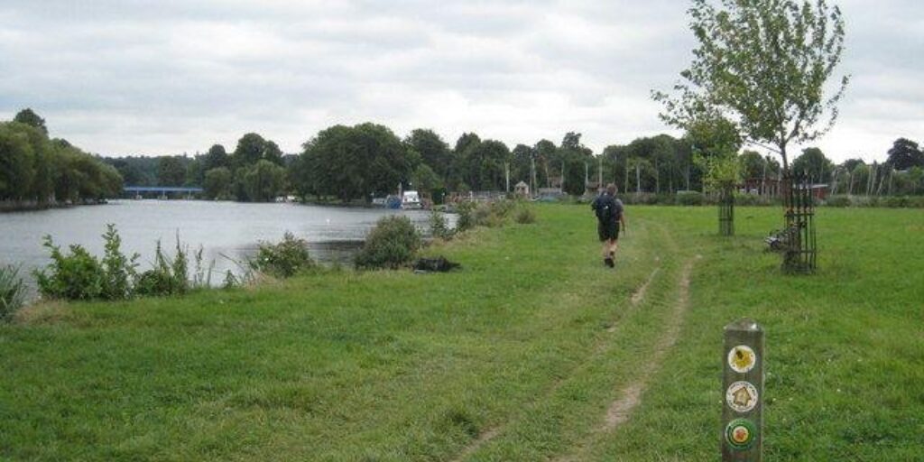Dog walk at Thames Path - Cookham · Buckinghamshire · Walkiees